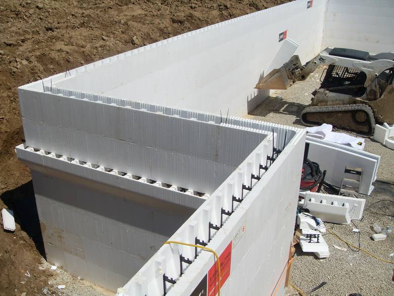 Photo #13172 - Stacking styrofoam concrete forms